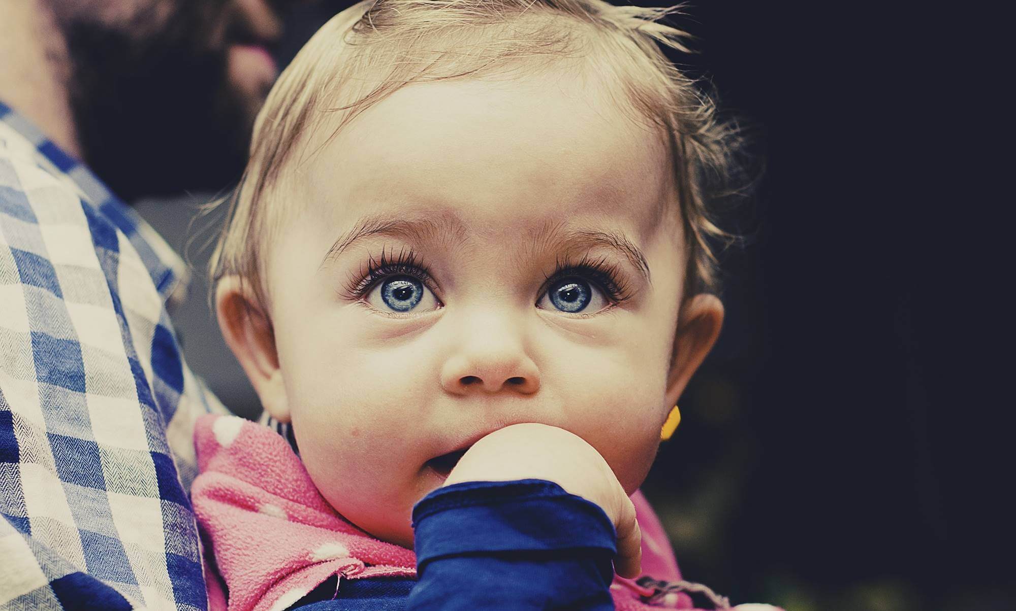 ¿Cómo saben los bebés en quién pueden confiar?